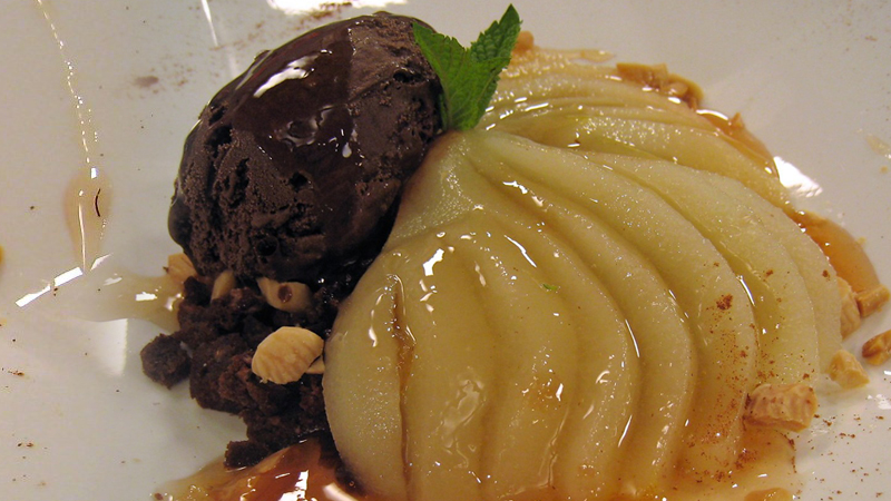 Cómetelo | Peras al vino blanco con chocolate