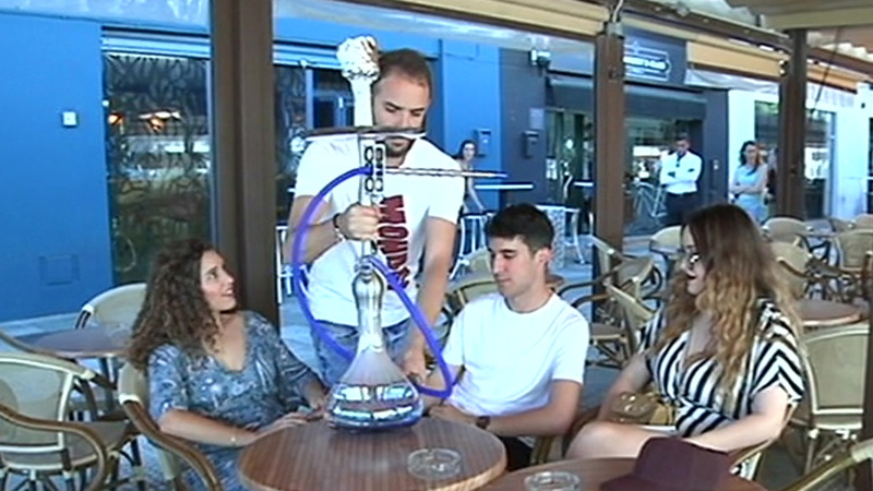 La muy perjudicial moda de fumar cachimbas aromáticas