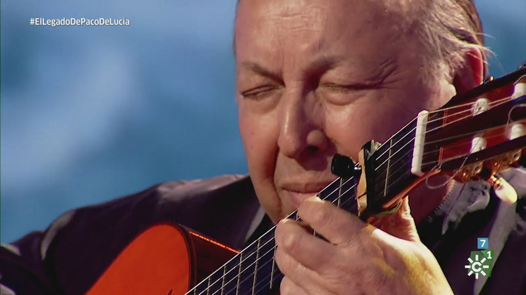 Paco Cepero interpreta a la guitarra su homenaje a Paco de Lucía