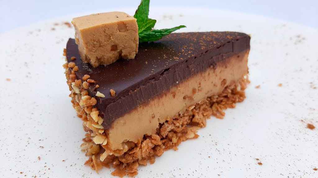 Tarta con turrón de chocolate y almendras, postre navideño en Cómetelo