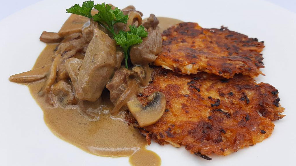 Solomillo Strogonoff con tortitas de patatas