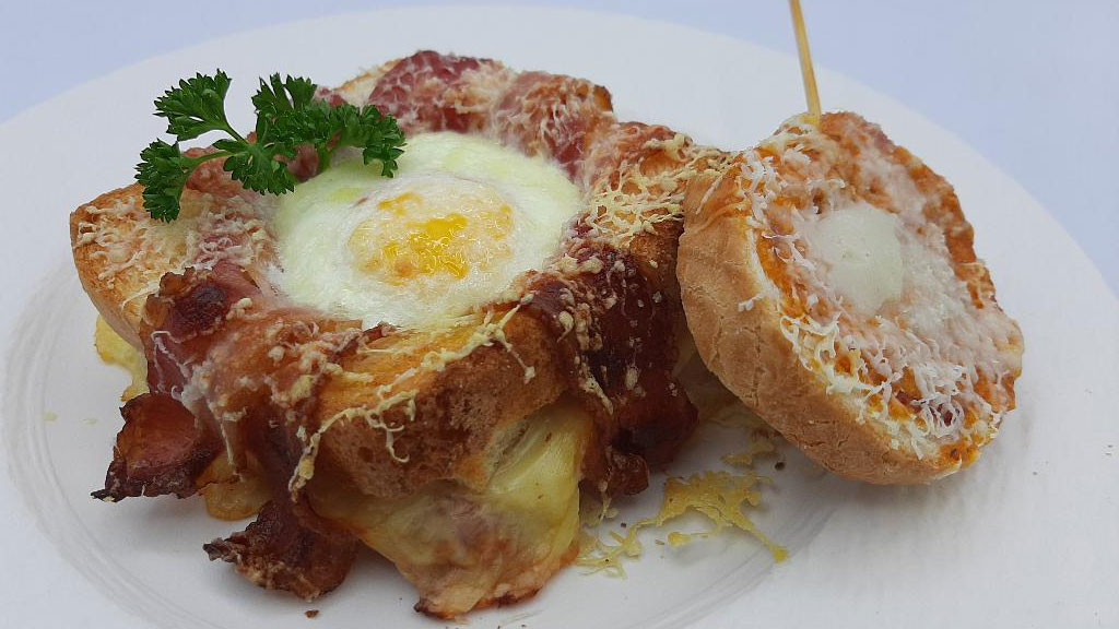 Pan ranchero con huevos y jamón