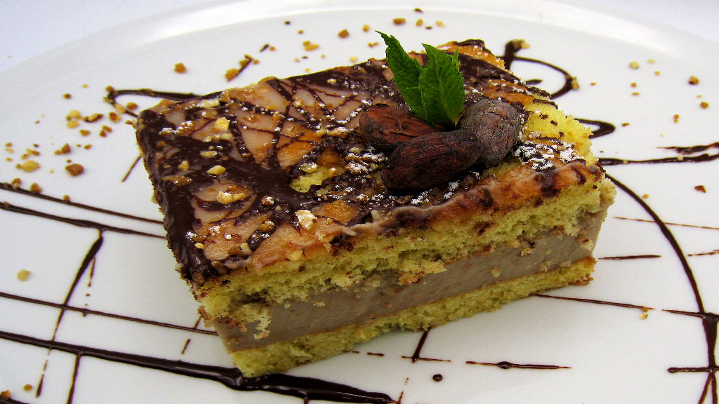 Tarta de bizcocho con chocolate, sencillo y rico postre en Cómetelo