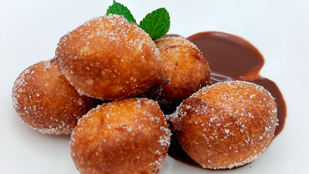 Buñuelos de naranja con chocolate, fritura de postre en Cómetelo