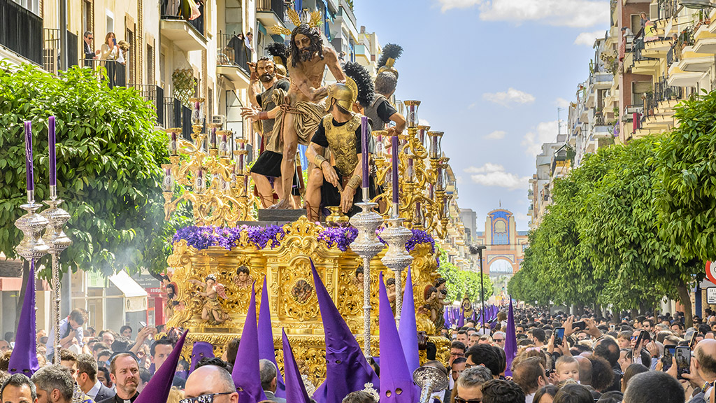 La cofradía de la Esperanza procesiona el trono más grande de Málaga