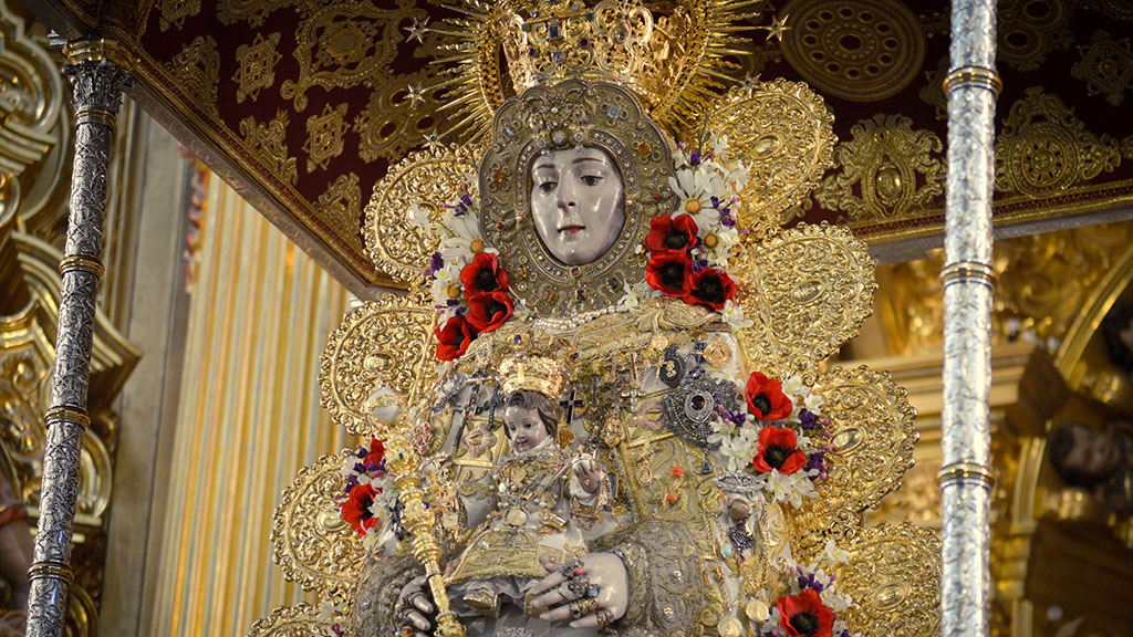 La Virgen del Rocío ya luce el vestido de Reina en su ermita