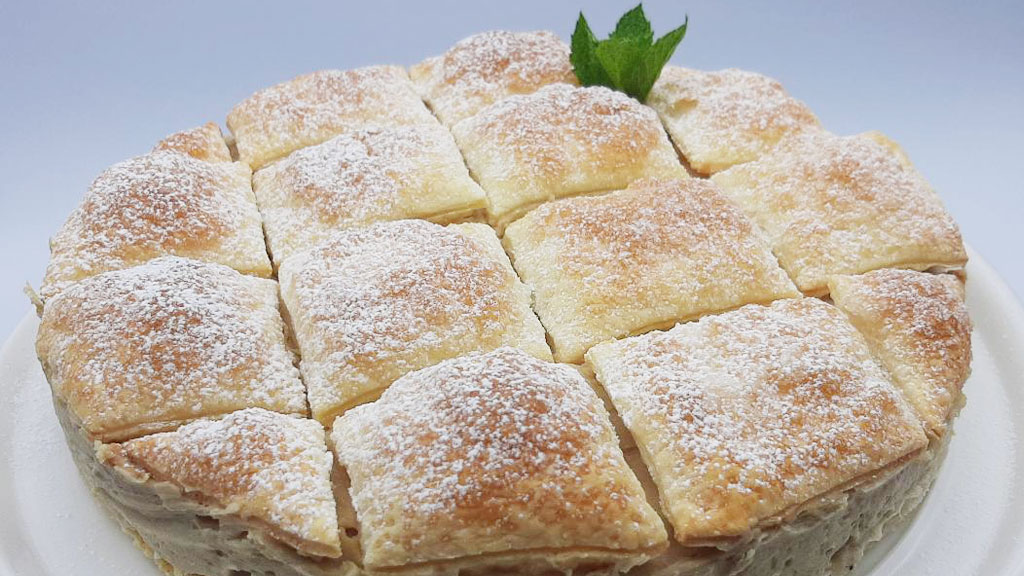 Tarta hojaldrada de tiramisú, delicado postre en Cómetelo