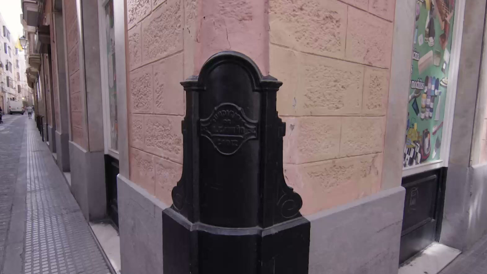 Callejeando | ¿Conoces el origen de los típicos guardacantones de Cádiz?