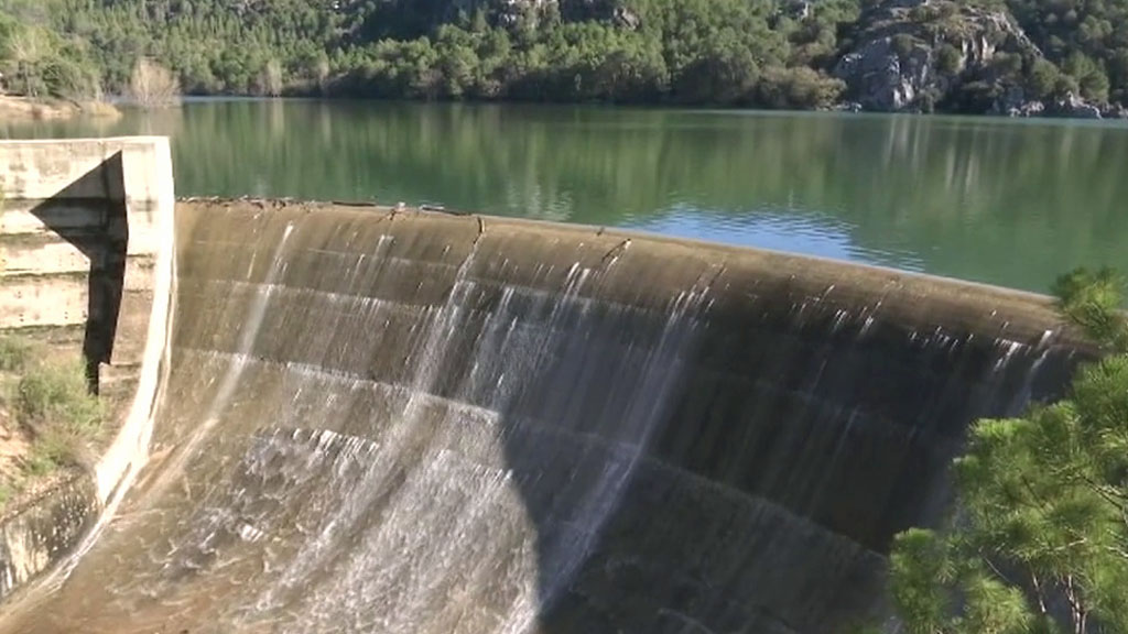 El pantano de Aguascebas está lleno y ha empezado a aliviar agua