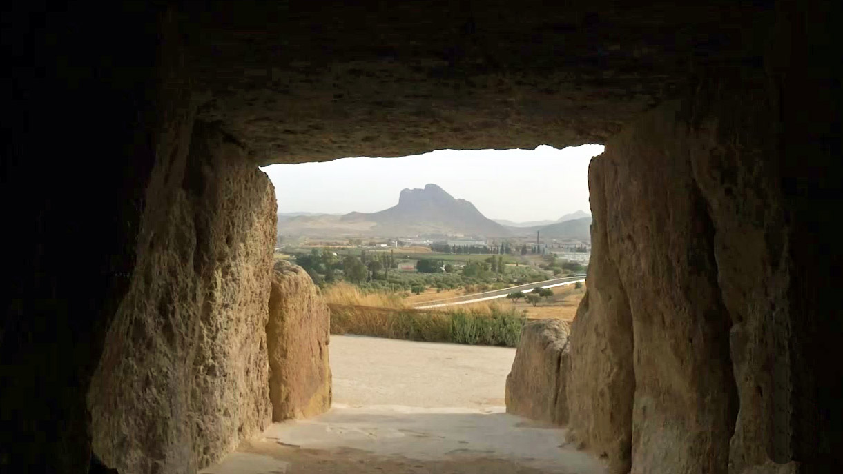 Desmontando Andalucía | Dolmen de Menga, una puerta a la peña de los ...