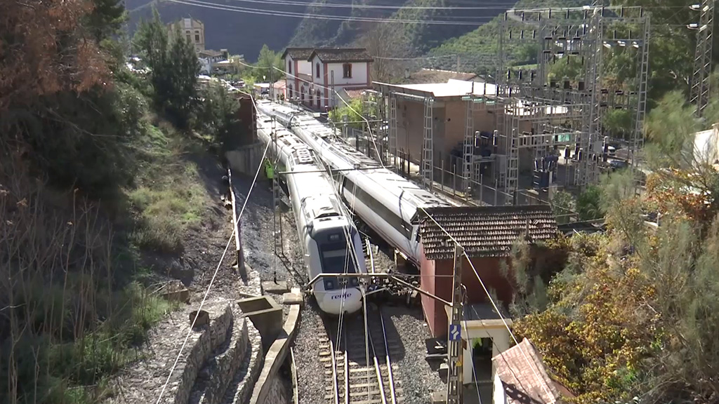Trece heridos leves, entre ellos tres menores, en el choque de dos trenes en El Chorro