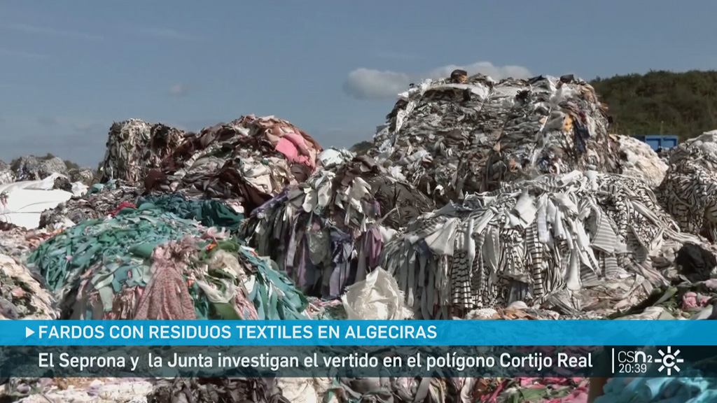 Toneladas de fardos con resíduos textiles se acumulan en Algeciras