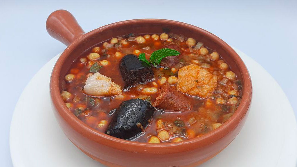 Berza con tostones de pringá, contudente y sabroso plato en Cómetelo