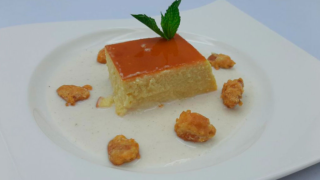 Flan de manzana con salsa de ron, rico postre en Cómetelo