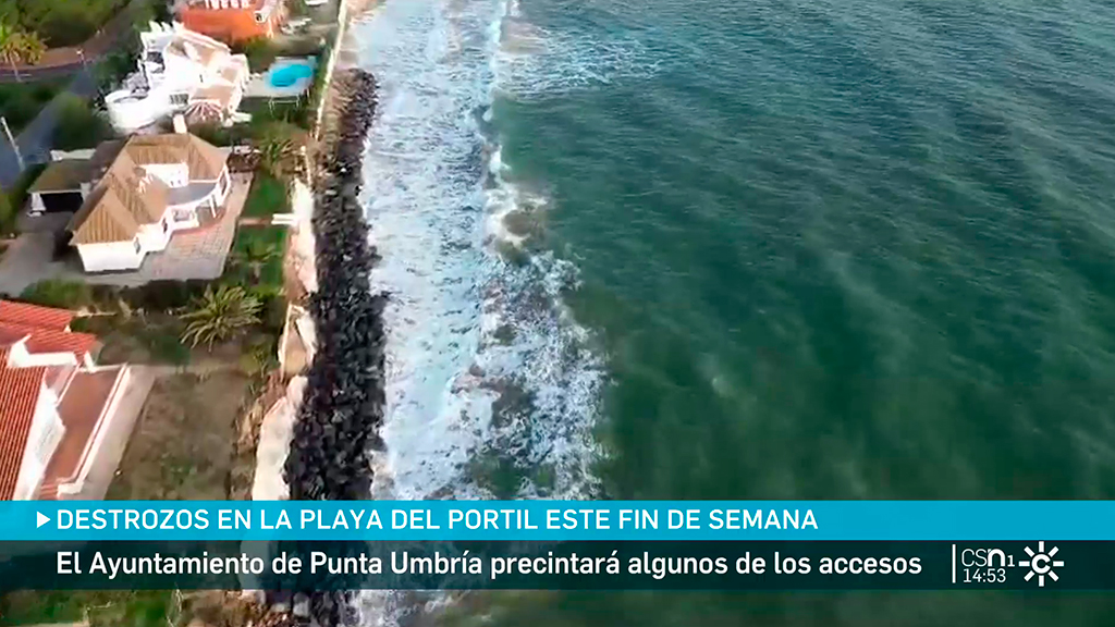 El fuerte oleaje deja sin arena la playa de El Portil