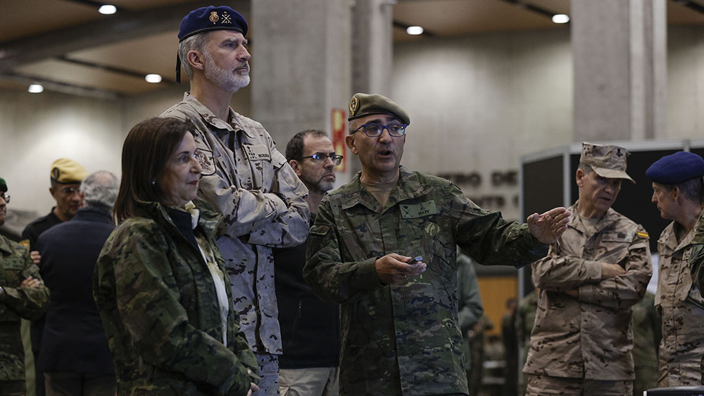 El rey visita a los militares desplegados en Valencia