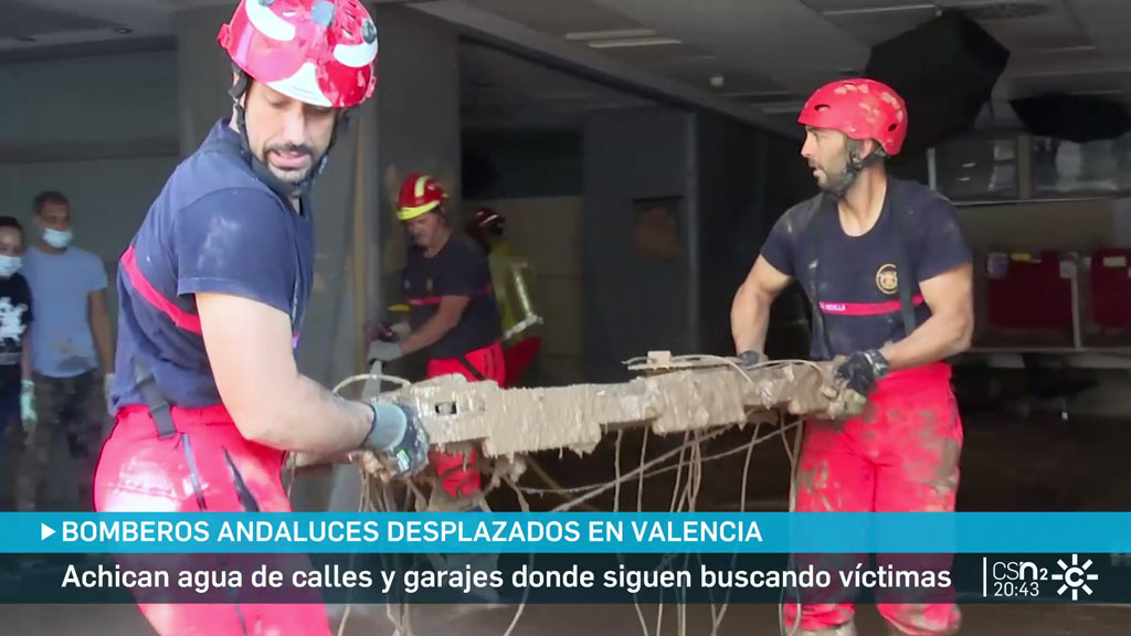 Bomberos andaluces trabajan sin descanso codo con codo con los vecinos de Catarroja