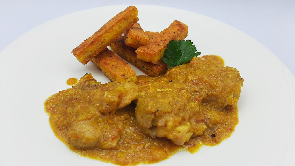 Cómetelo prepara un delicioso pollo en salsa con polenta frita
