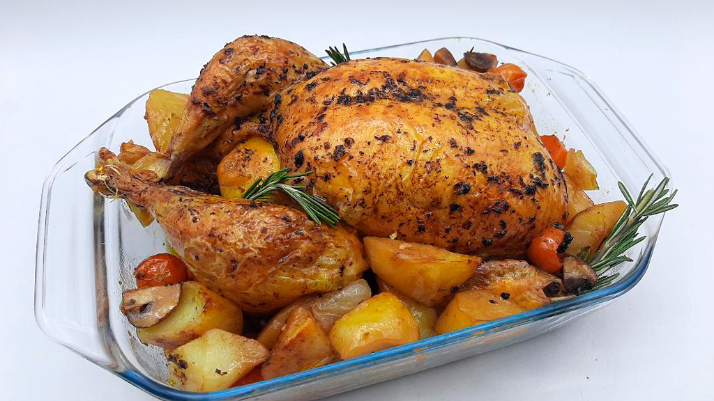 Cómetelo elabora un tradicional pollo asado con verduras y patatas