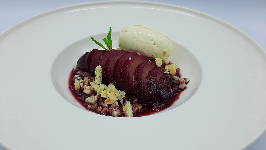 Peras al vino con bizcocho blanco, postre para terminar la semana en ...
