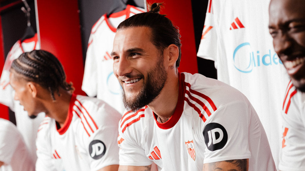 El Sevilla muestra su nueva camiseta tras al acuerdo millonario con Adidas